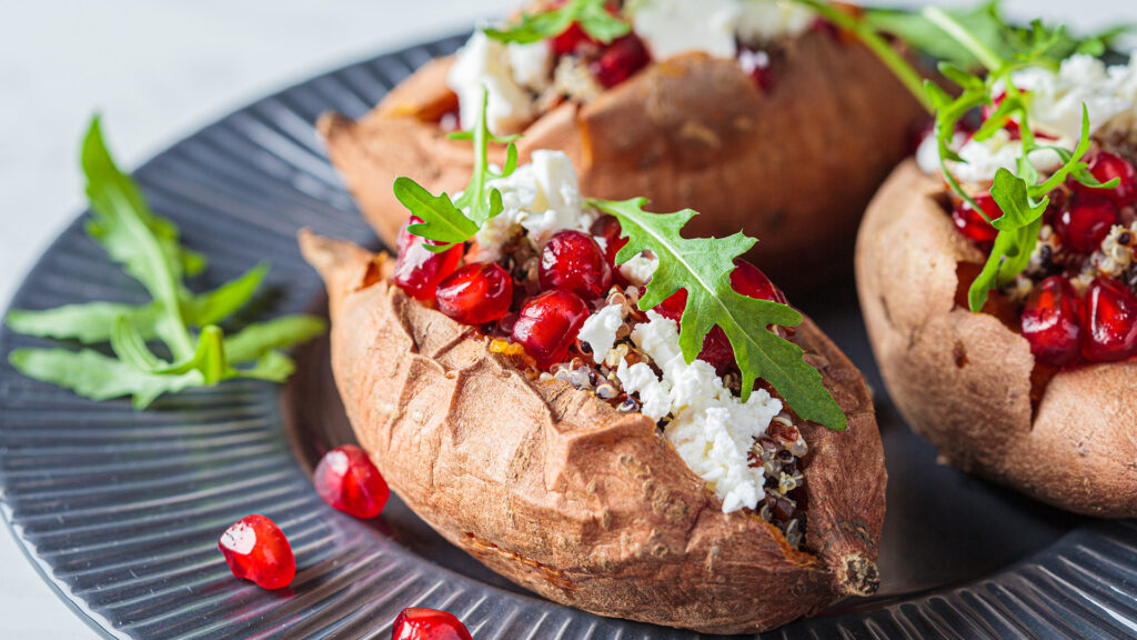 Cartof dulce copt cu topping de năut, avocado și rodie – Darinne ...